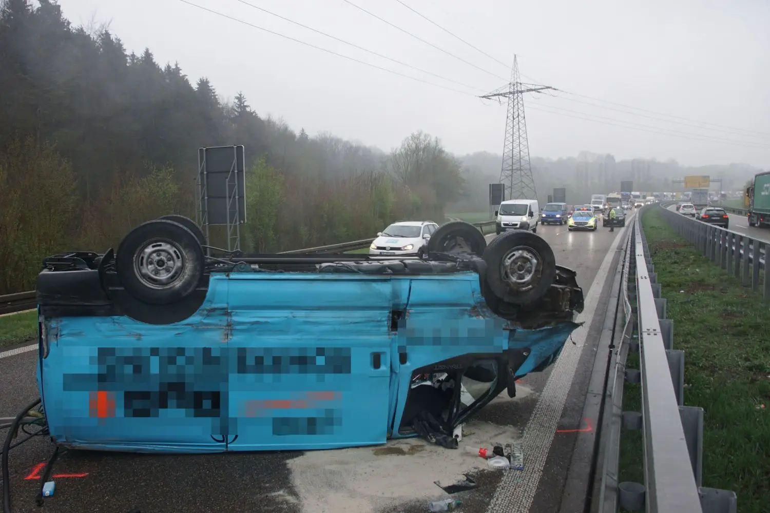Stau auf B10: Unfall: Transporter landet bei Reichenbach auf dem Dach | swp.de