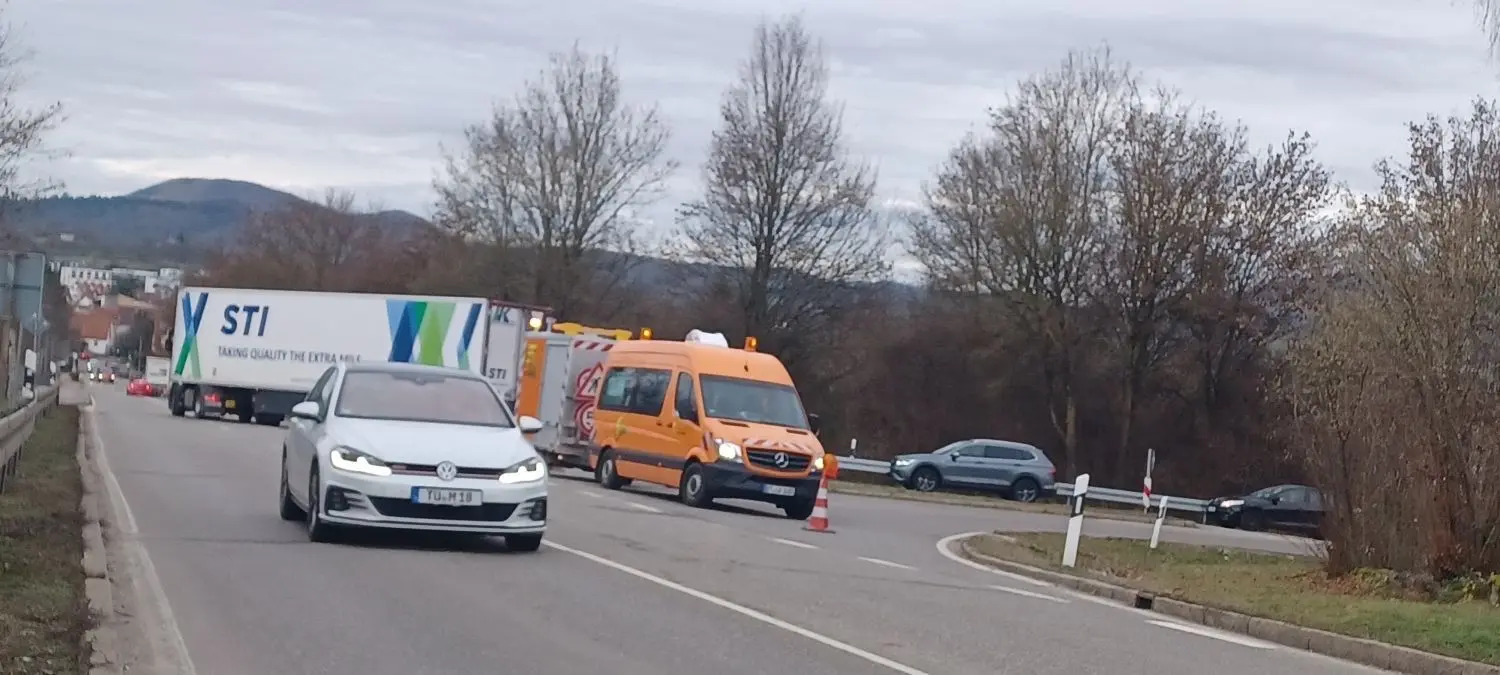 Schwerer Unfall bei Metzingen: Frontalcrash auf der B 312 fordert zwei Schwerverletzte und Staus ...