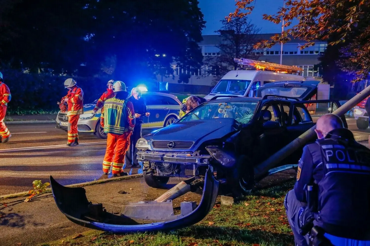 Unfall B10 in Geislingen: Mit zwei Promille auf Straßenlaterne: Fahrer macht sich aus dem Staub ...