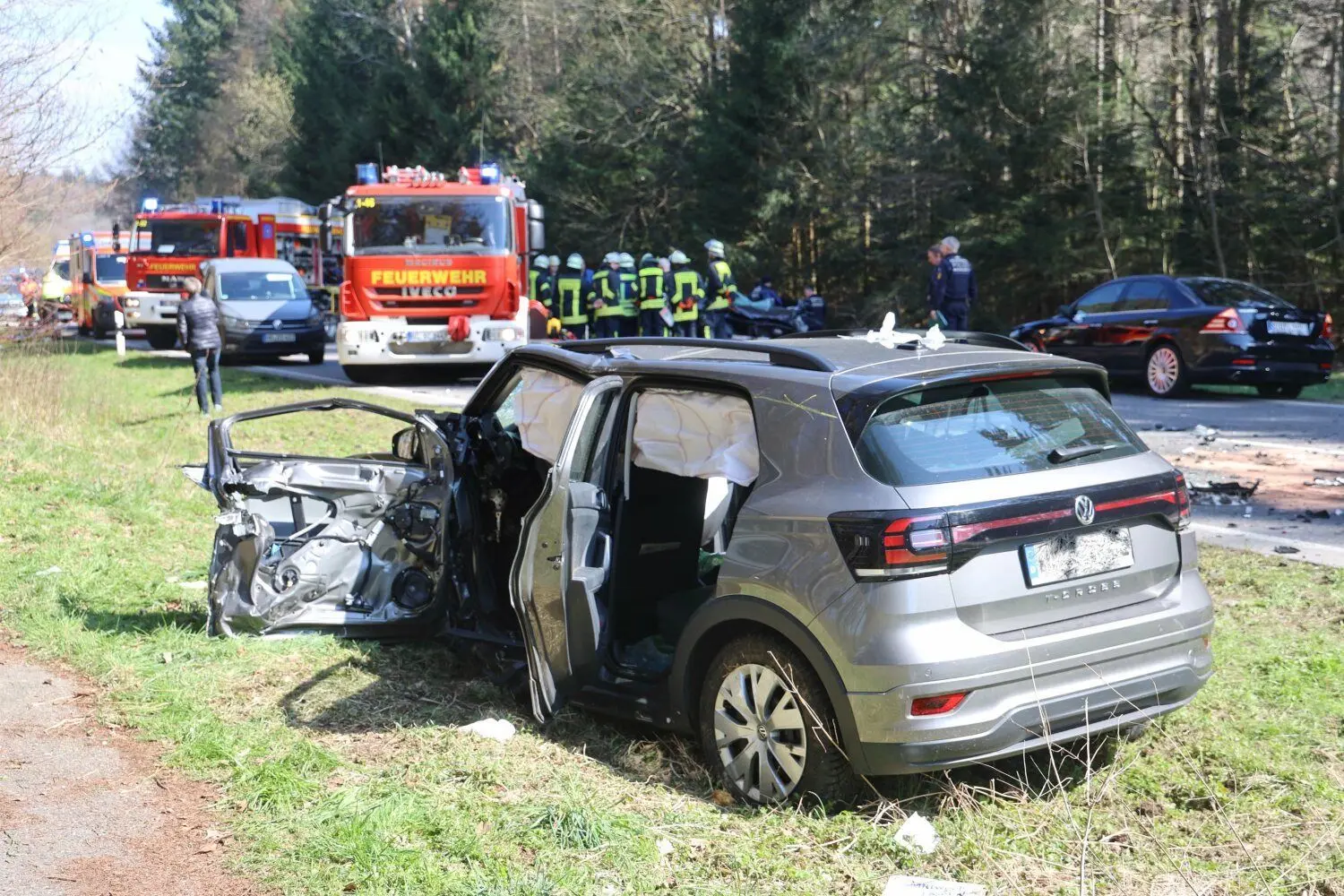 Unfall B312 Biberach: Drei Schwerverletzte - Fahrzeug kommt auf Gegenfahrbahn | swp.de