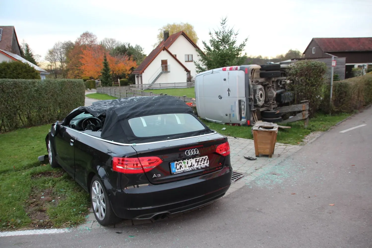 Unfall in Jagstheim: Kleintransporter kracht gegen zwei Fahrzeuge: 80 ...