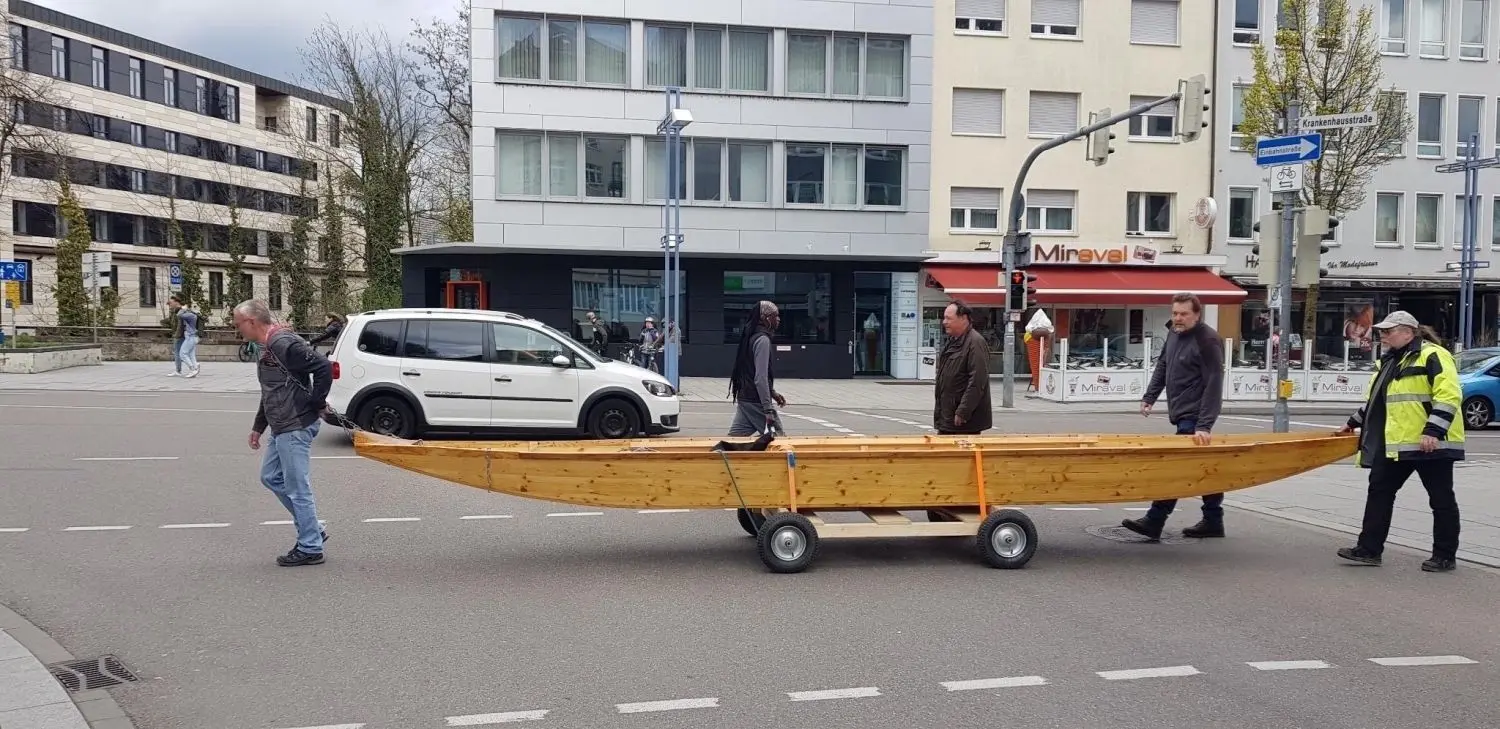 Neue Zille in Ulm: Zillenfahrer taufen zweites selbstgebautes Boot | swp.de