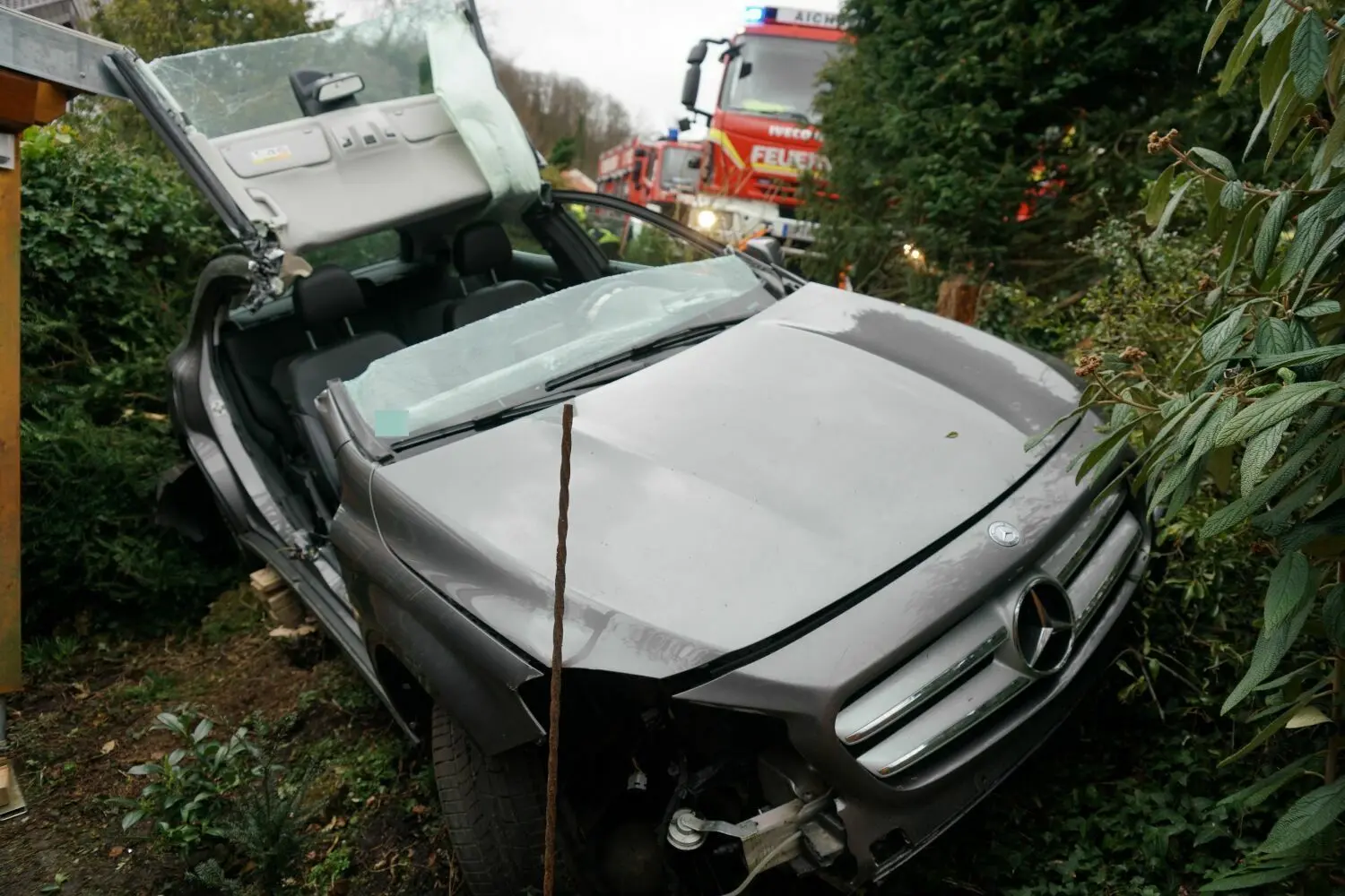 Unfall in Aichelberg: Mercedes landet im Garten eines Hauses | swp.de