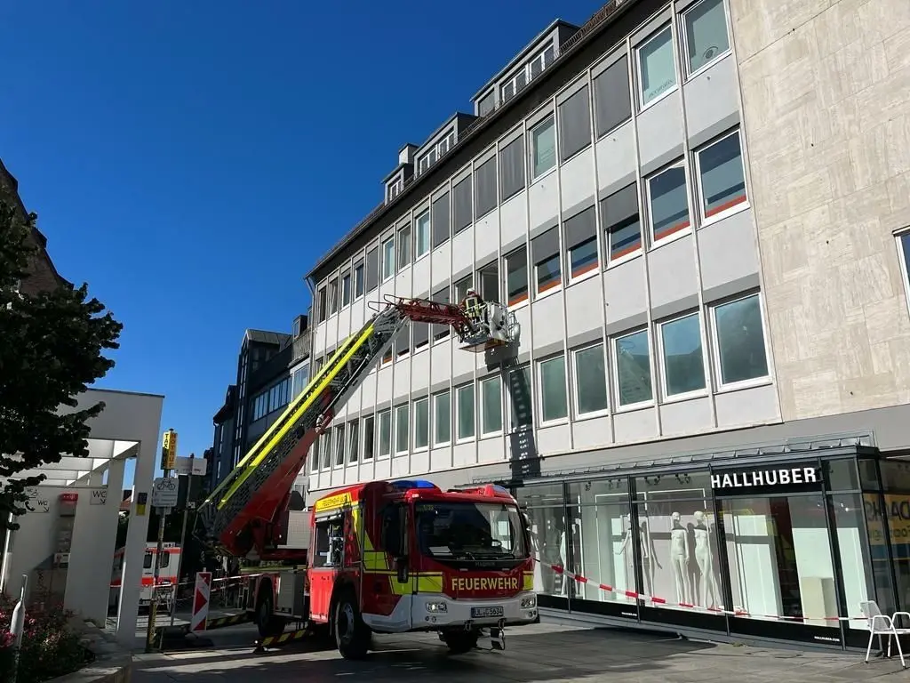 Feuerwehr in Ulm: Einsatzkräfte mit Drehleiter in der Innenstadt | swp.de