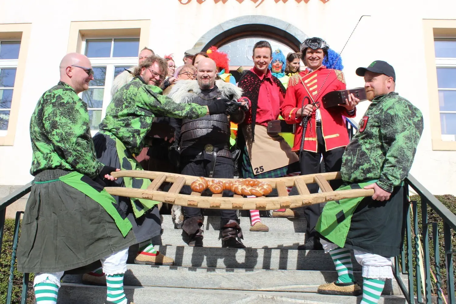 Rangendingen Fasnet 2022: So feierten die Narren den Schmotzigen (mit Bildergalerie) | swp.de