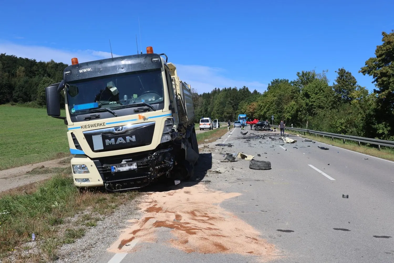 Verkehrsunfall Krumbach: Auto gegen Lkw: Fahrer stirbt an der Unfallstelle | swp.de