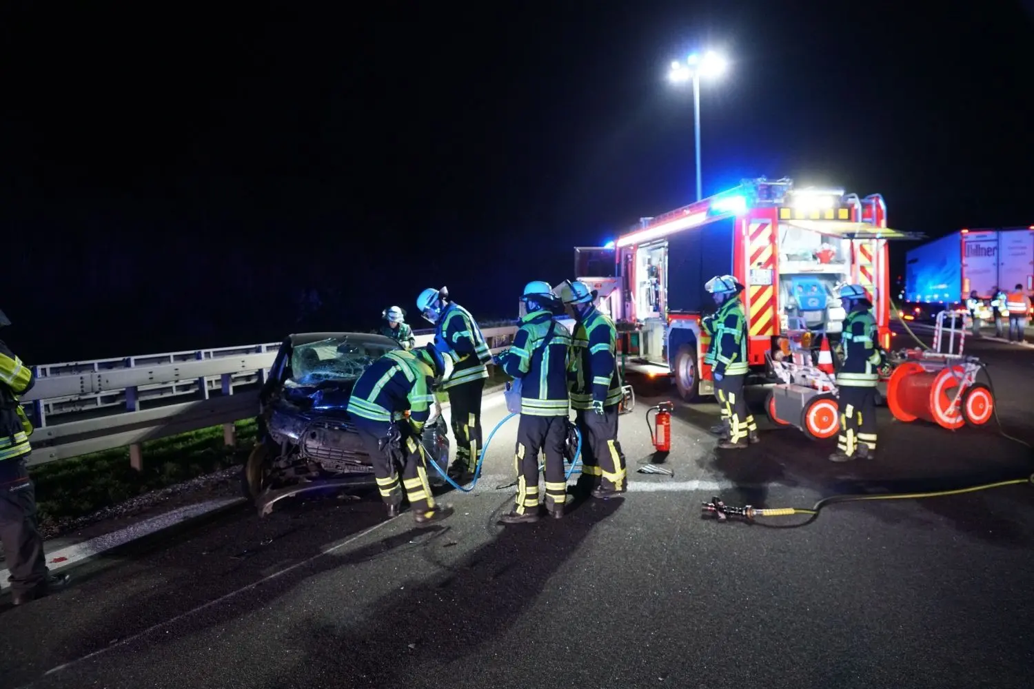 Unfall auf der A8: Auto stößt mit Lkw zusammen – Fahrer schwer verletzt | swp.de
