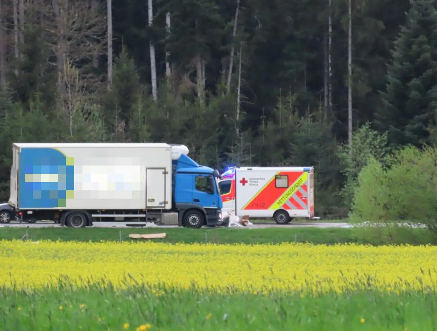 Unfall auf der B463: Windböe erfasst Lkw – Zwei entgegenkommende ...