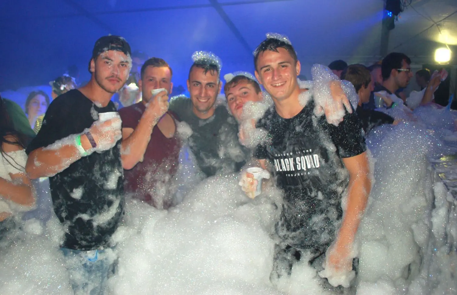Jugendclub Ringingen feiert Schaumparty: Mädels und Jungs stürzen sich ...