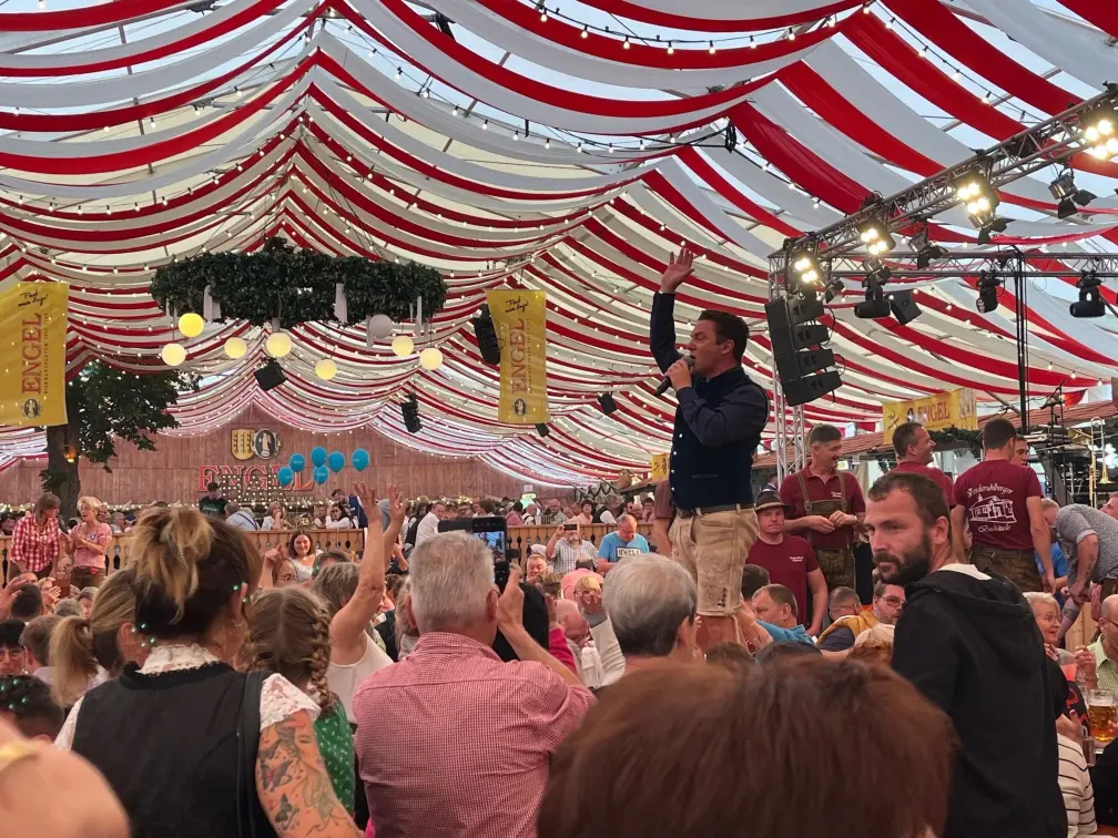 Volksfest 2024 in Crailsheim: Nach Oktoberfest-Absage: Stefan Mross begeistert im Engel-Zelt ...
