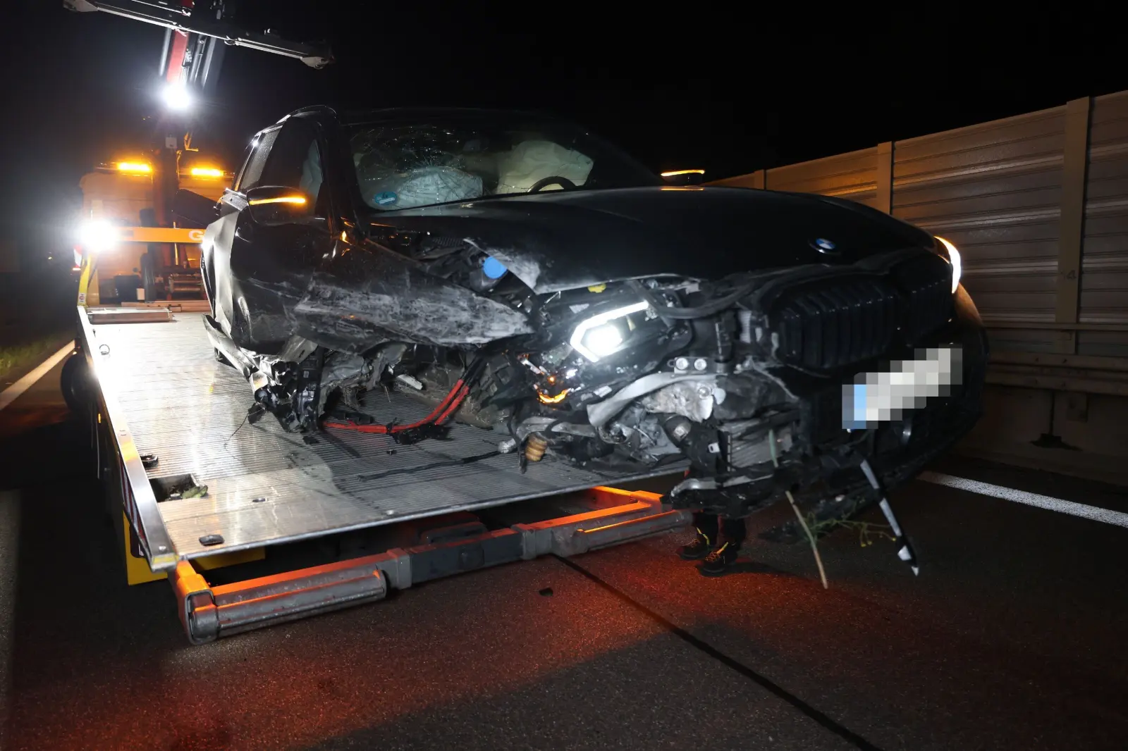 Unfall B10: Auto kracht bei Göppingen in Leitplanke - Fahrbahn gesperrt | swp.de