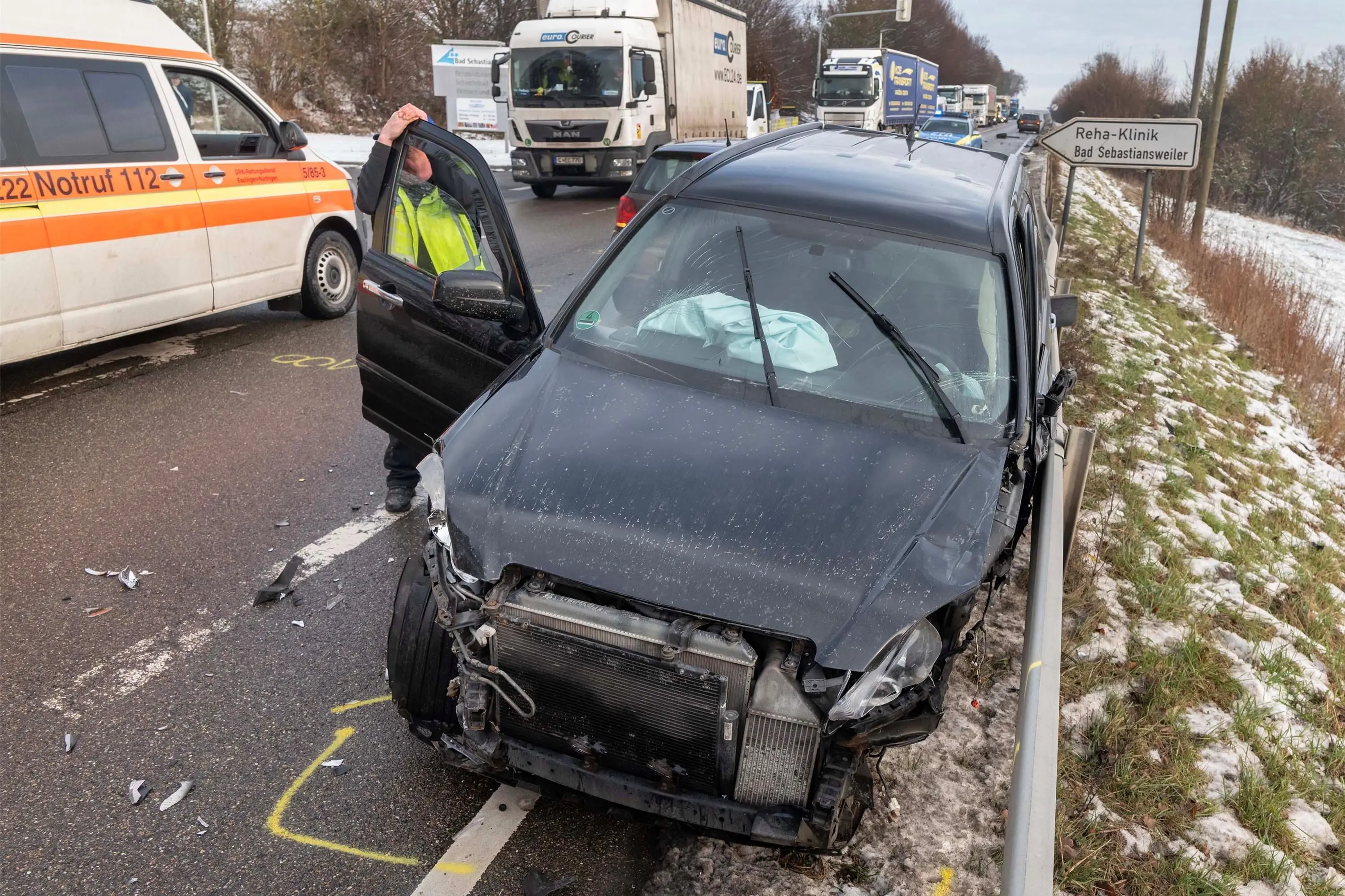 Bad Sebastiansweiler: Verkehrsunfall mit vier Fahrzeugen auf der B27 | swp.de