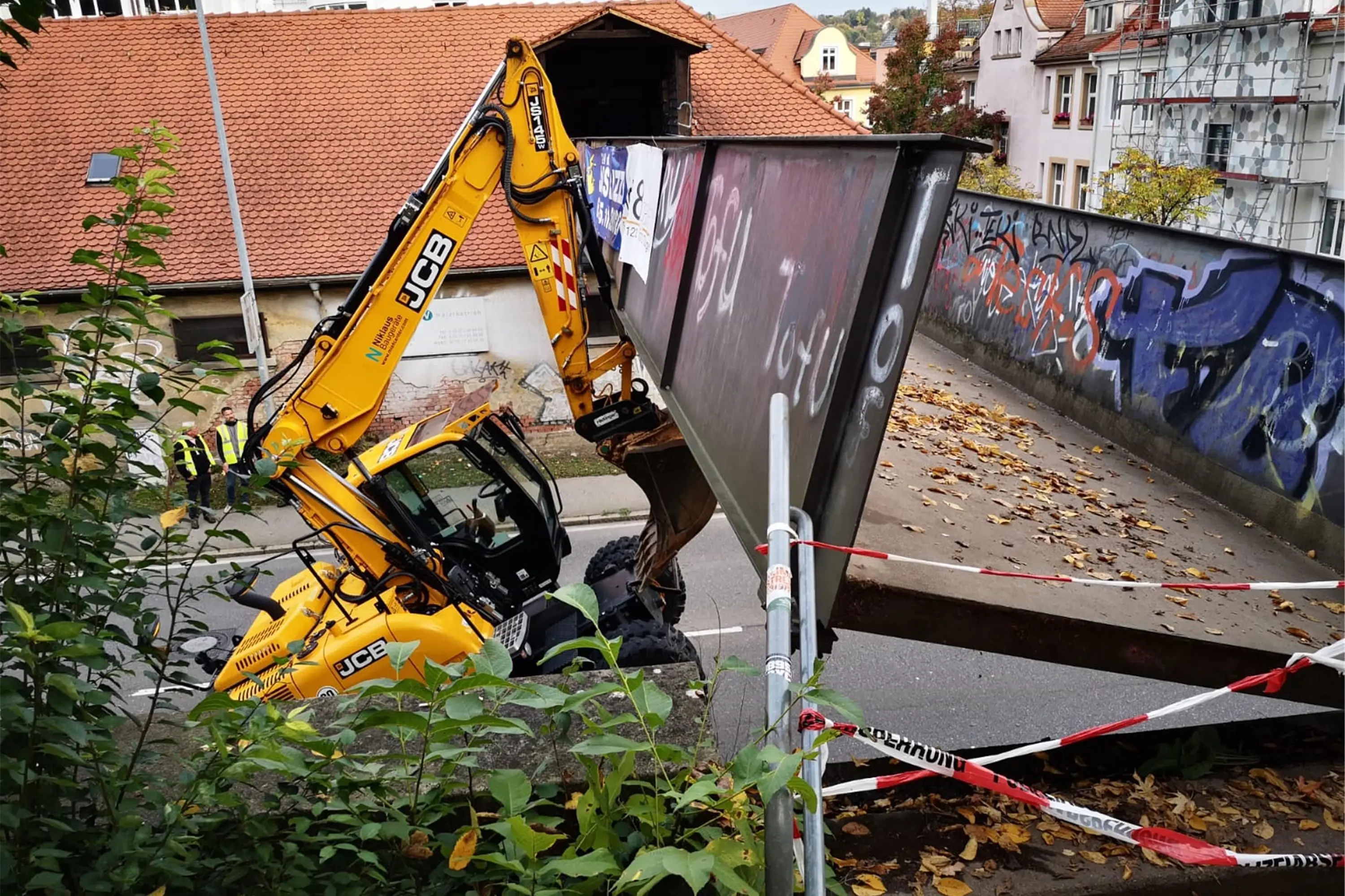 Tübingen: Bagger fährt in Fußgängerbrücke - Staus und Behinderungen in Tübingen | swp.de