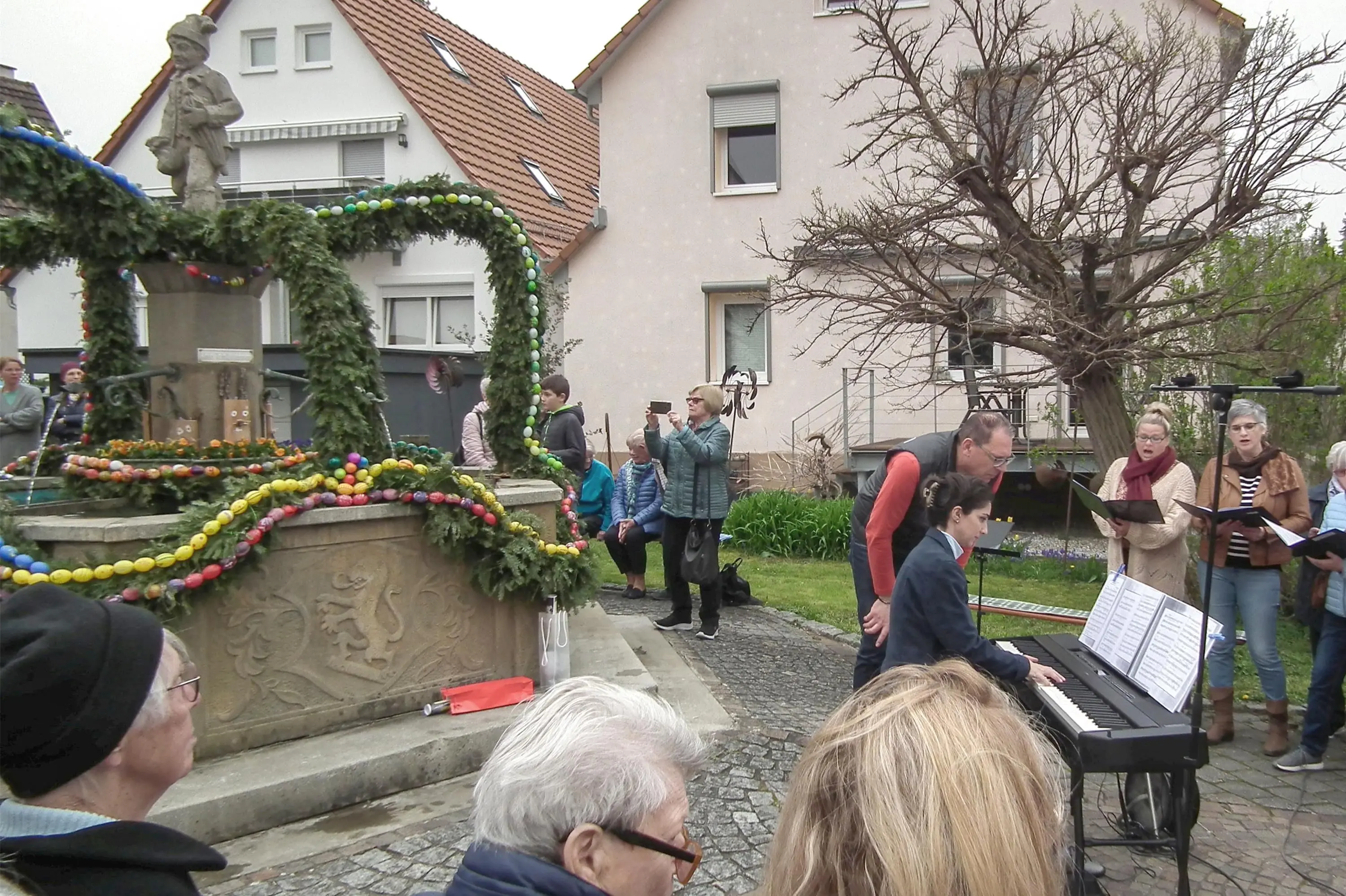 Dußlingen · Ostern: Ein Fest am geschmückten Hannesle-Brunnen | swp.de