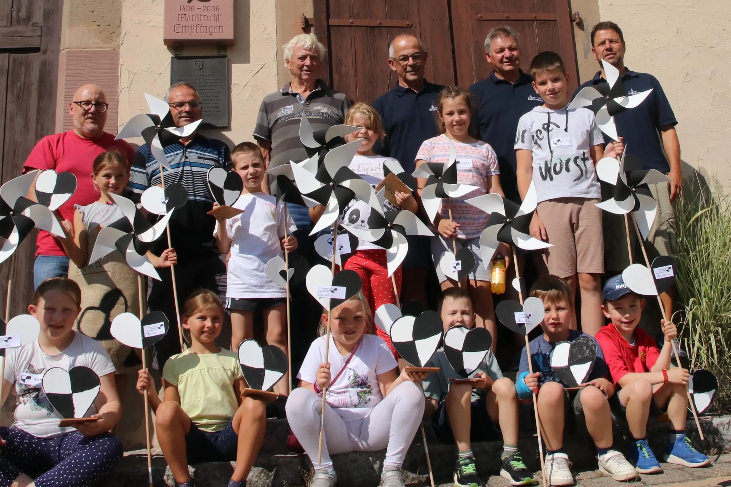 Empfingen · Ferienprogramm: Basteleien in Schwarz und Weiß | swp.de