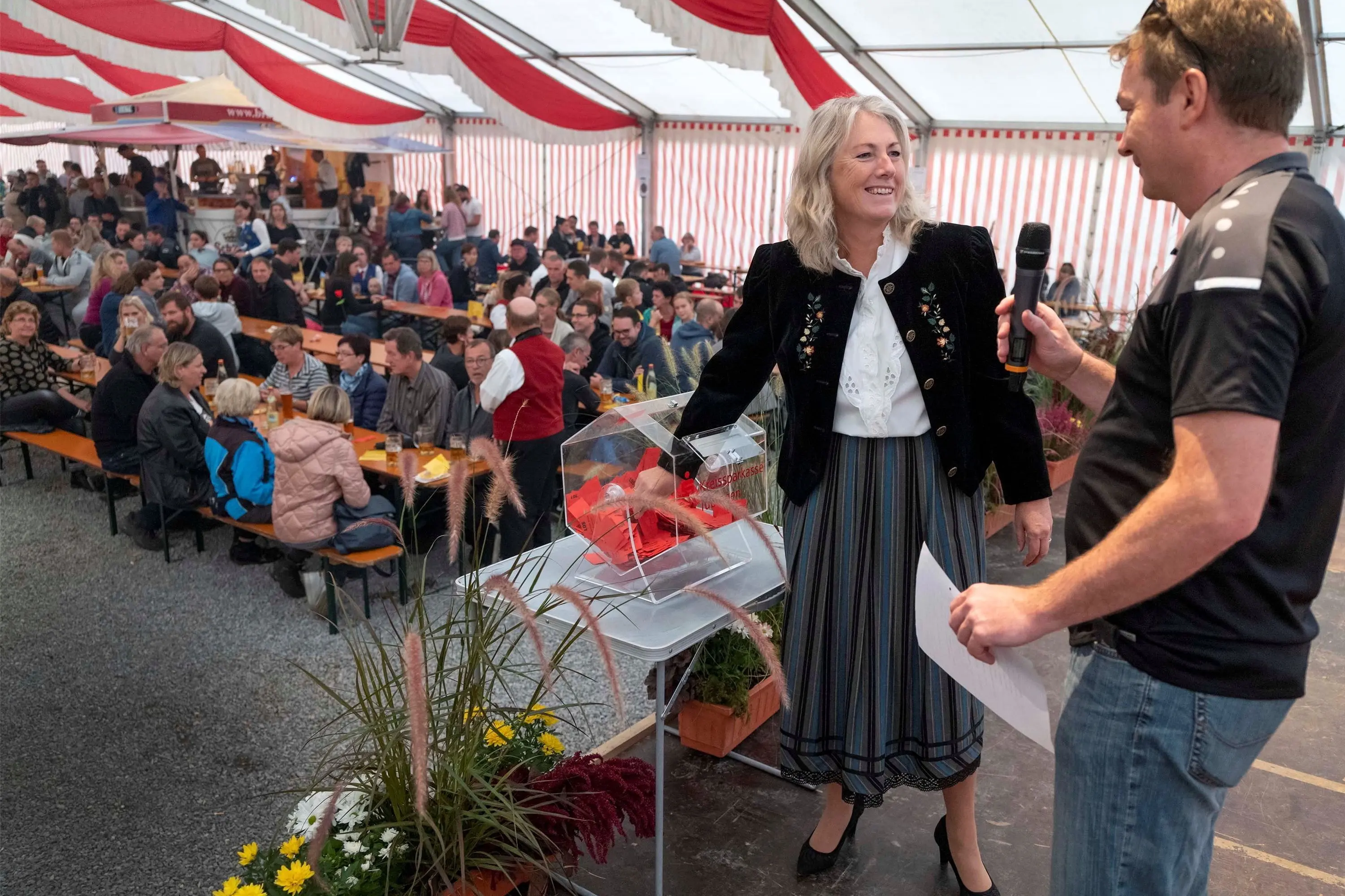 Poltringen · Kirbe: Wie öffnet man die Blutwurst? | swp.de