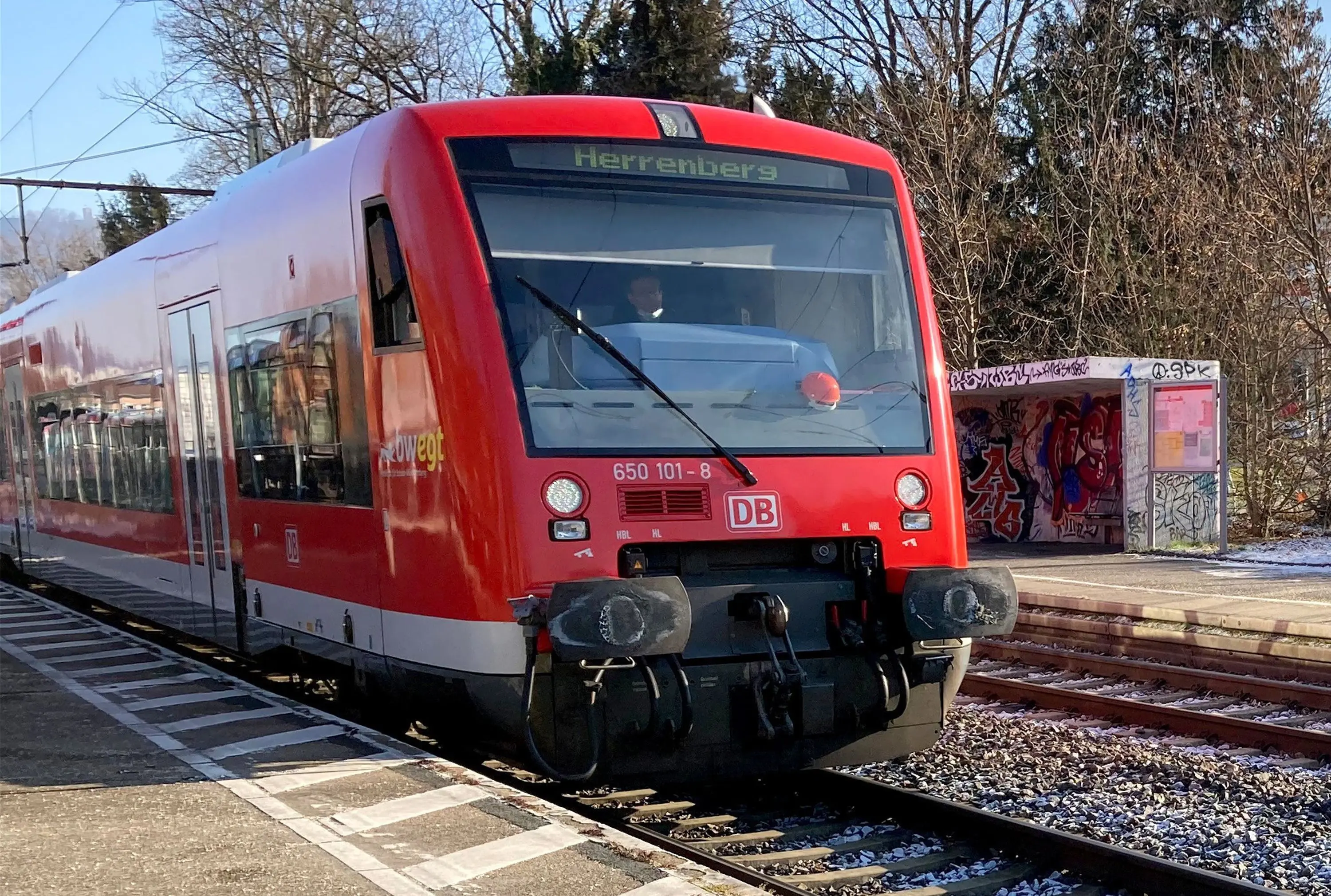 Metzingen: Bei Rot über Gleise: Zug erfasst Auto | swp.de