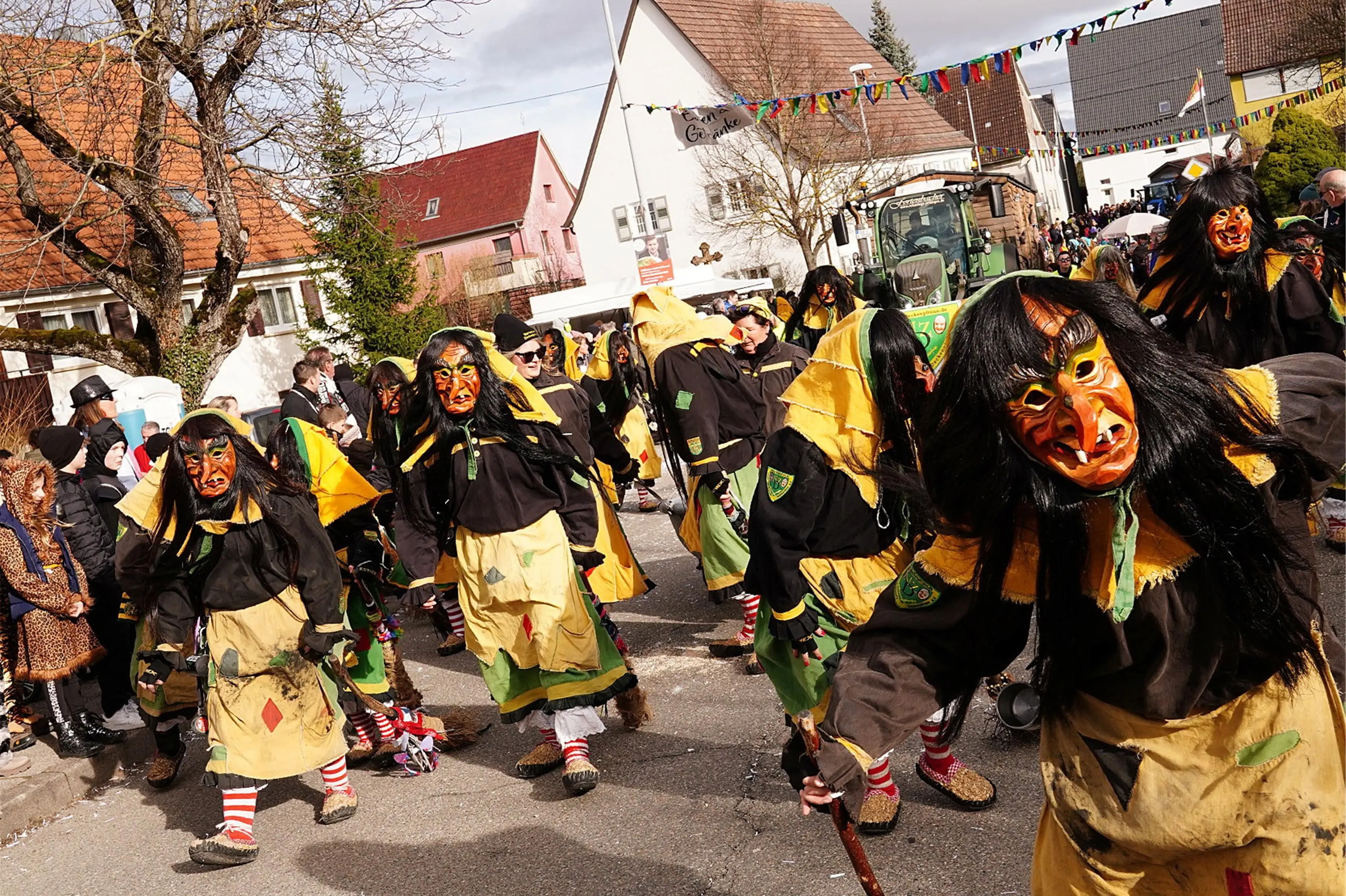 Fasnet: Schmorraseliges Ahldorf: Kinderfasnet, Brauchtum, Umzug | swp.de