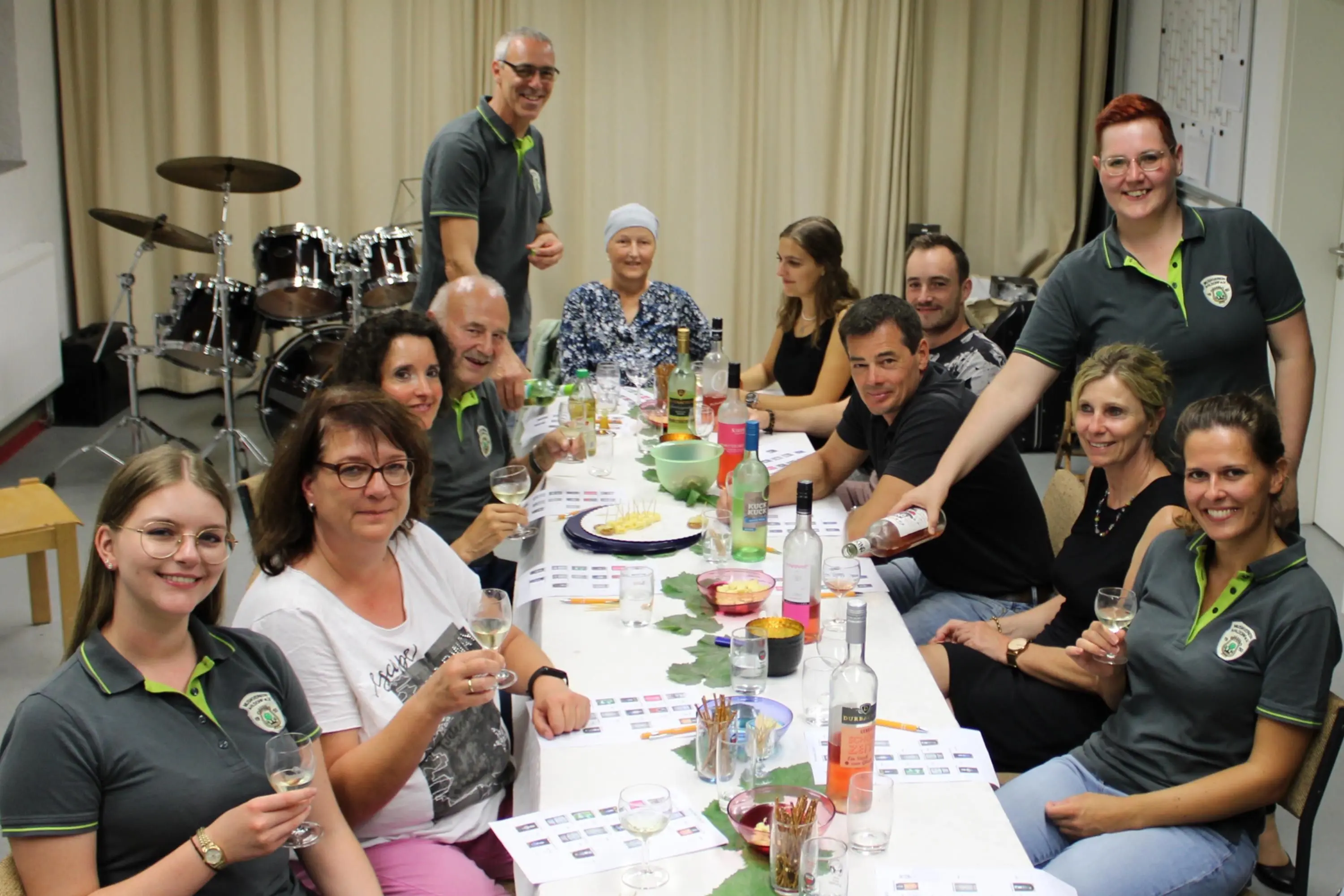 Ahldorf · Feierwochenende: Mit dem Weinglas in der Hand und Feierlaune ...