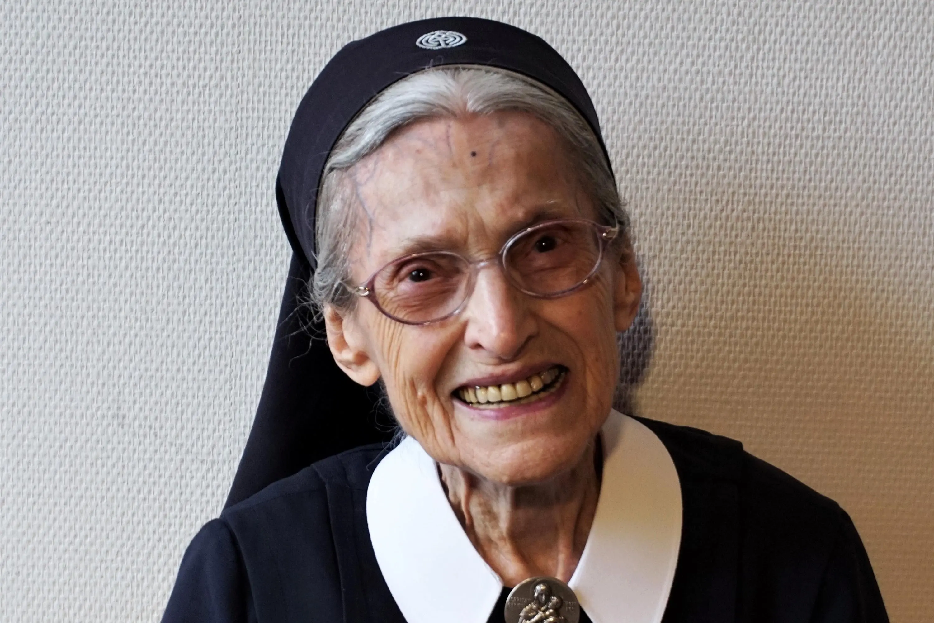 Schwester Flavia wird 100 Jahre alt: Die Hebamme verlangte Milliarden ...