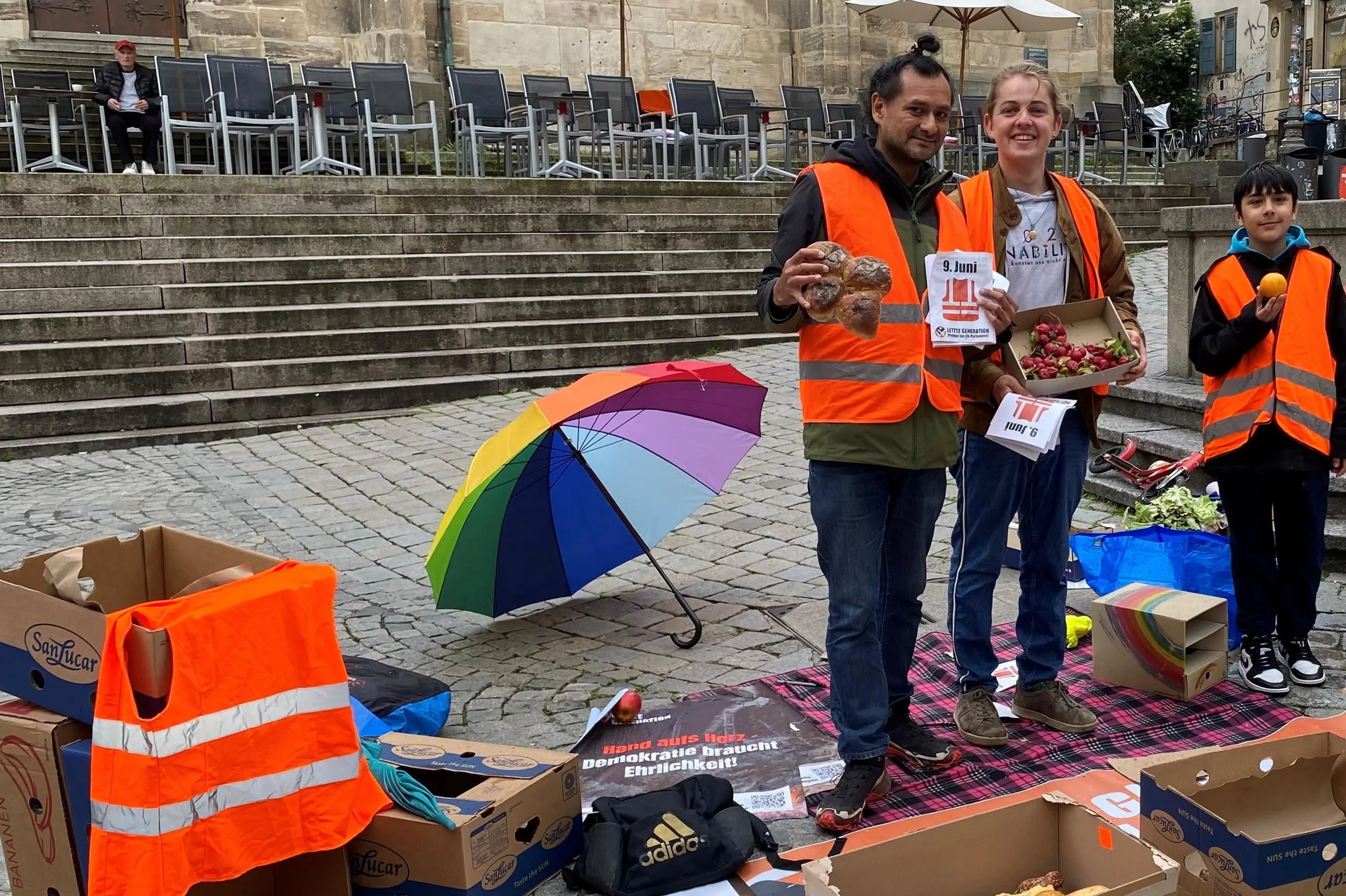 Tübingen: Letzte Generation verteilte Lebensmittel auf dem Holzmarkt | swp.de