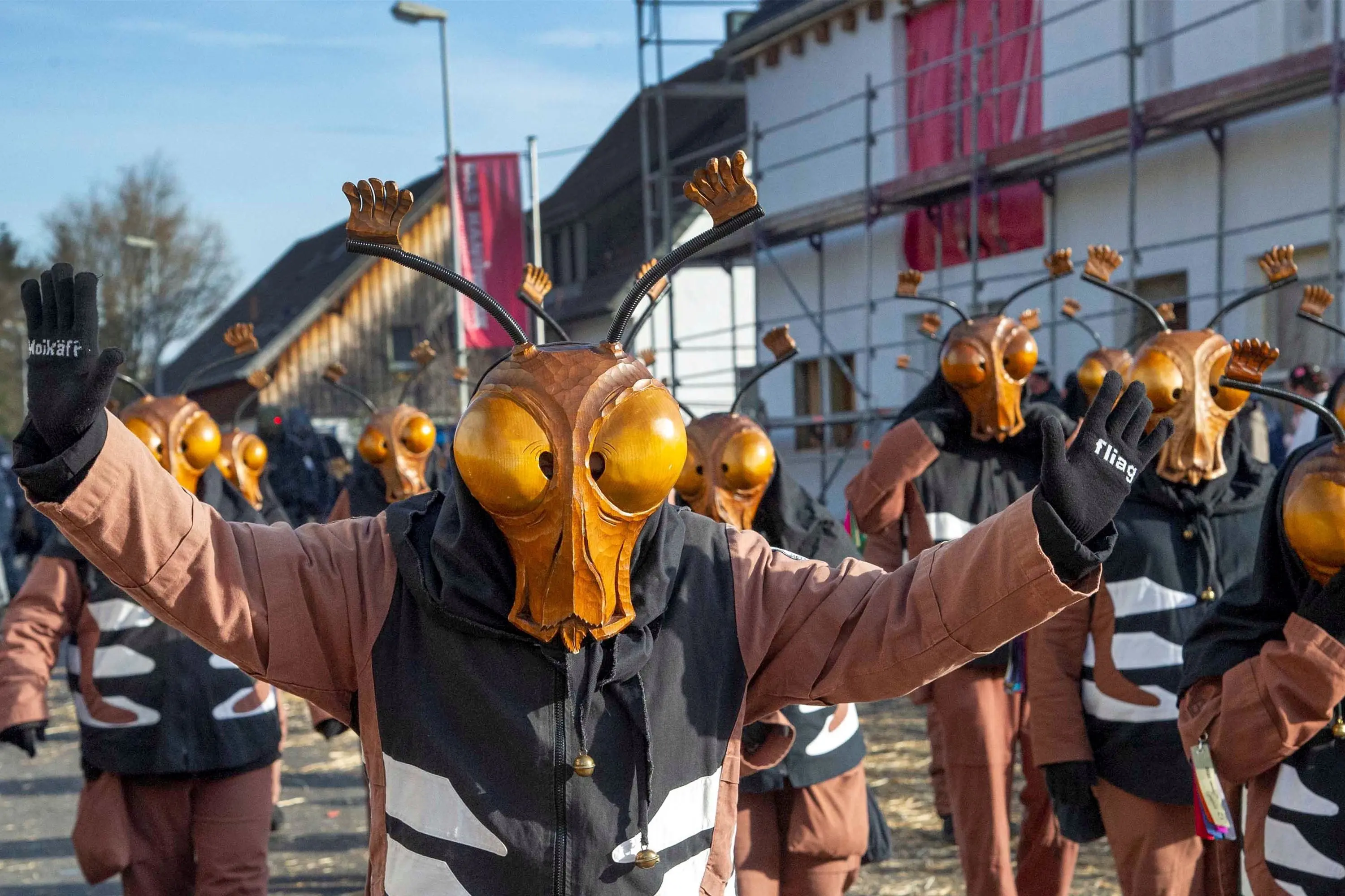 Hirschau · Tiermaskenumzug: Wo Schweine tanzen und Wölfe Pyramiden bauen | swp.de