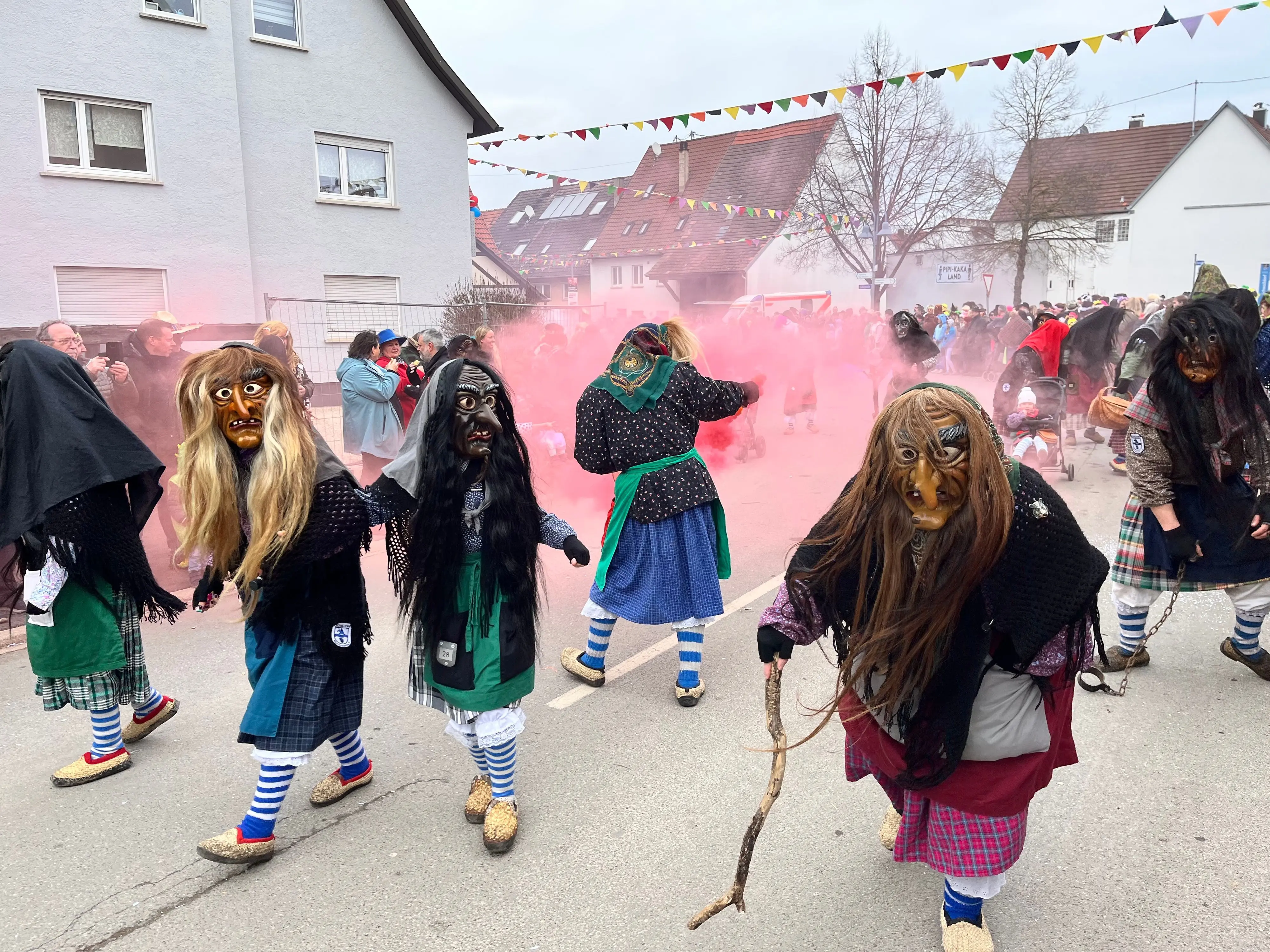 Umzug in Schwalldorf: Reichlich Hexen, Dralle, Teufel | swp.de