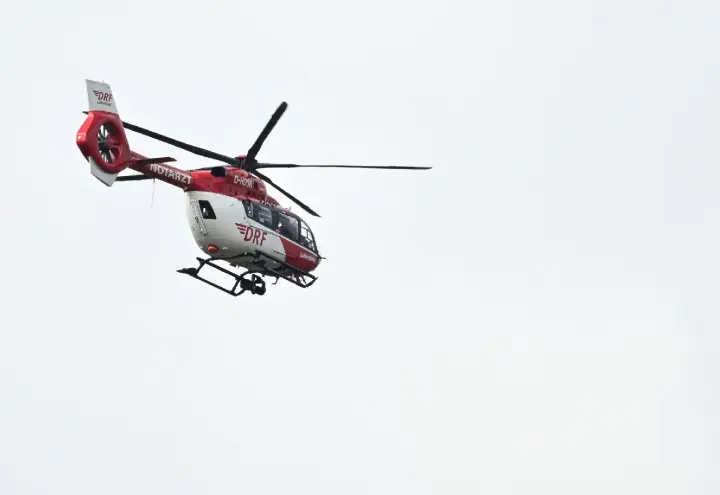Rettungshubschrauber in Dornstadt: Auto erfasst Kinder auf Gehweg – zwei Grundschüler schwer ...