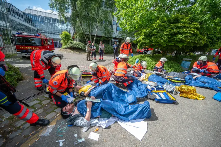 Kurioser Unfall bei Göppingen: SUV schlittert auf der Leitplanke – Fahrer fährt einfach weiter ...